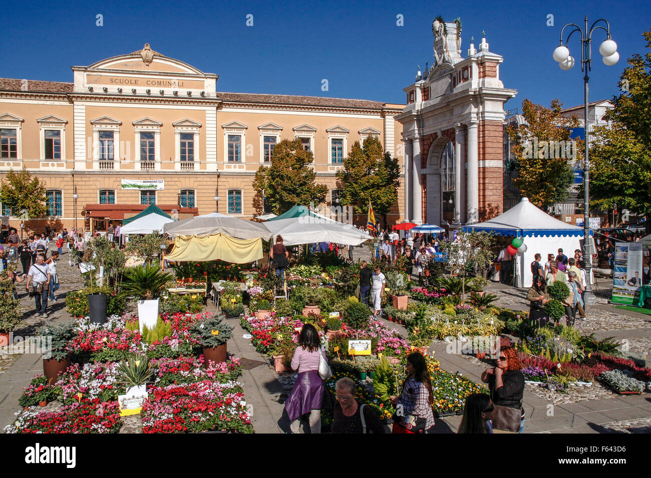 Fiera square hi-res stock photography and images - Alamy