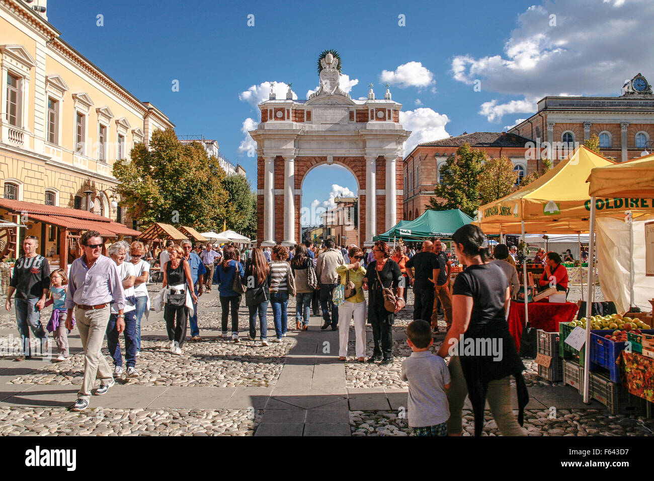Fiera square hi-res stock photography and images - Alamy