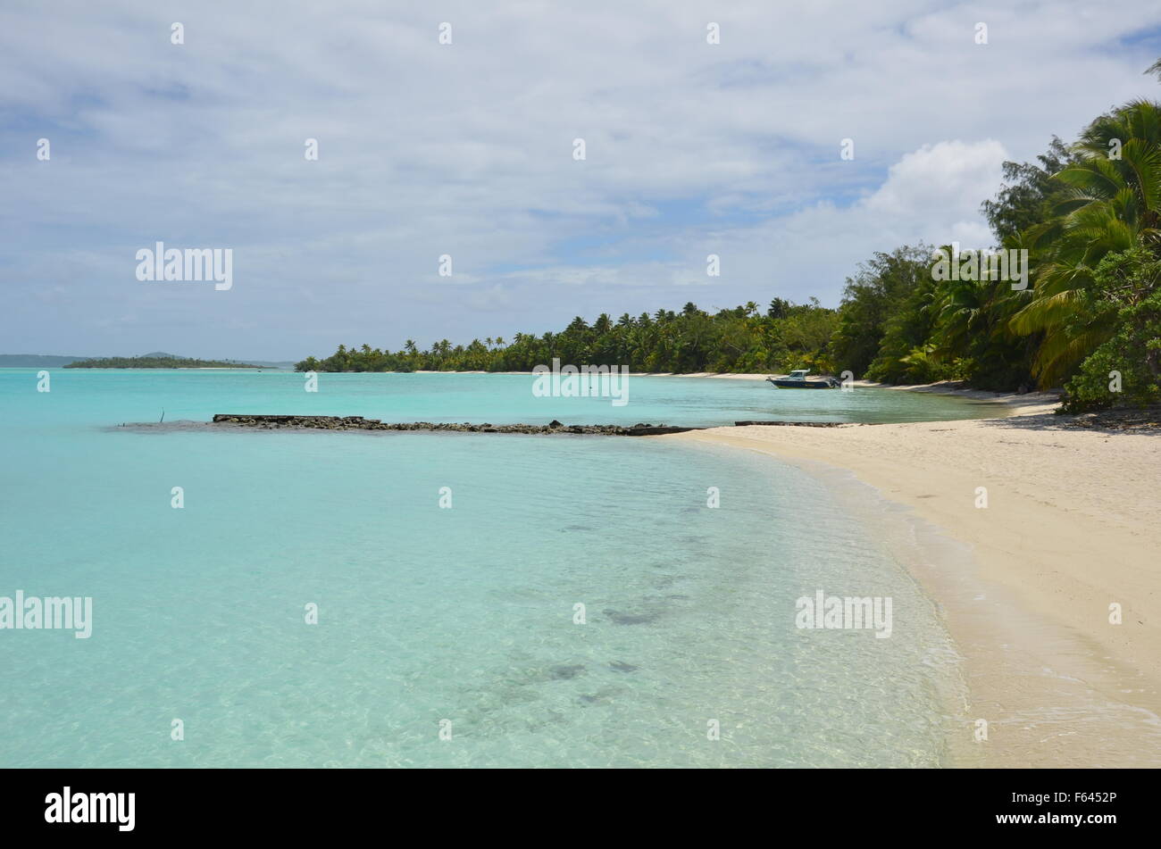 Islands lagoon hi-res stock photography and images - Alamy
