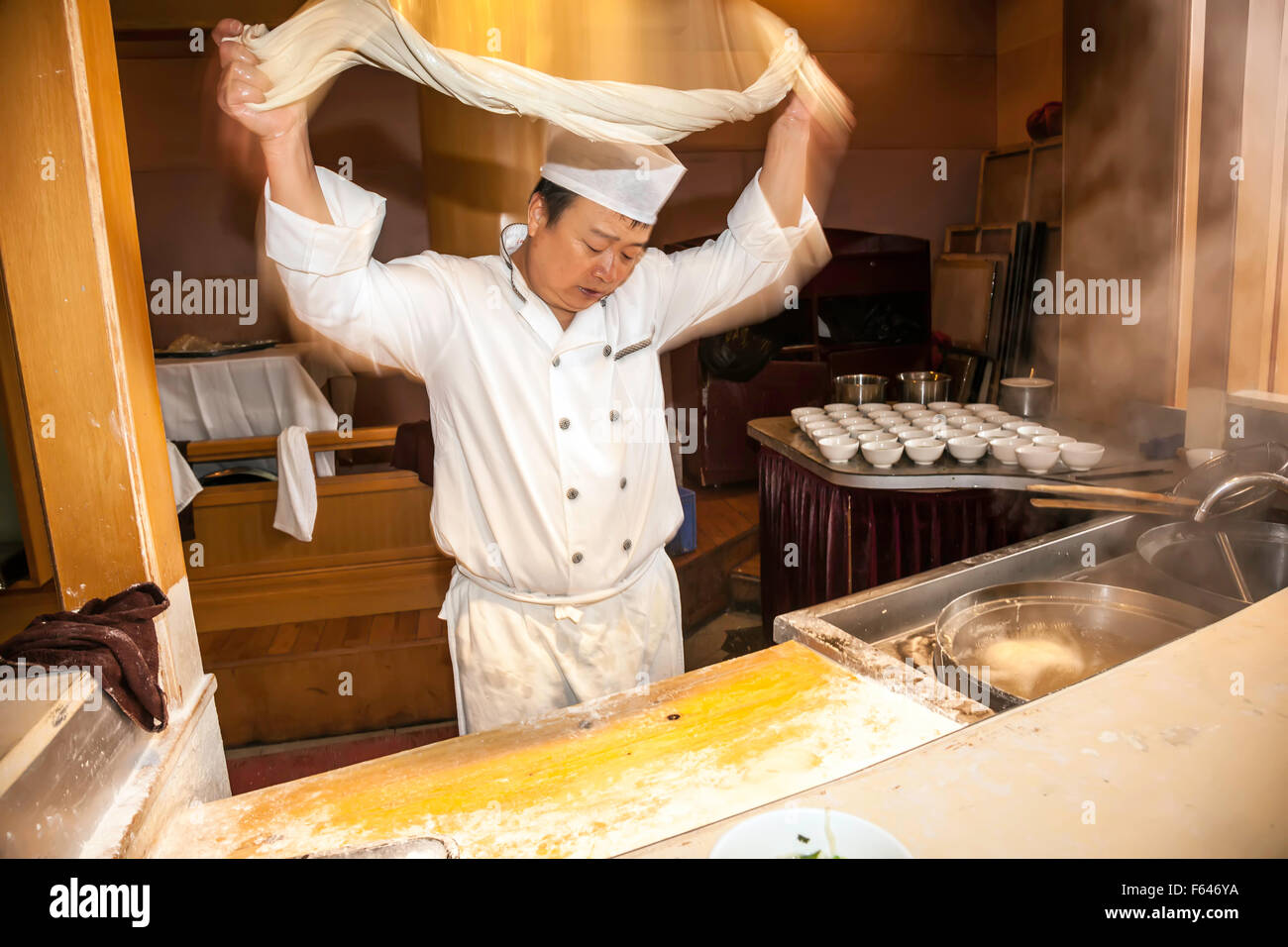 Preparation pasta chef in restaurant hi-res stock photography and ...