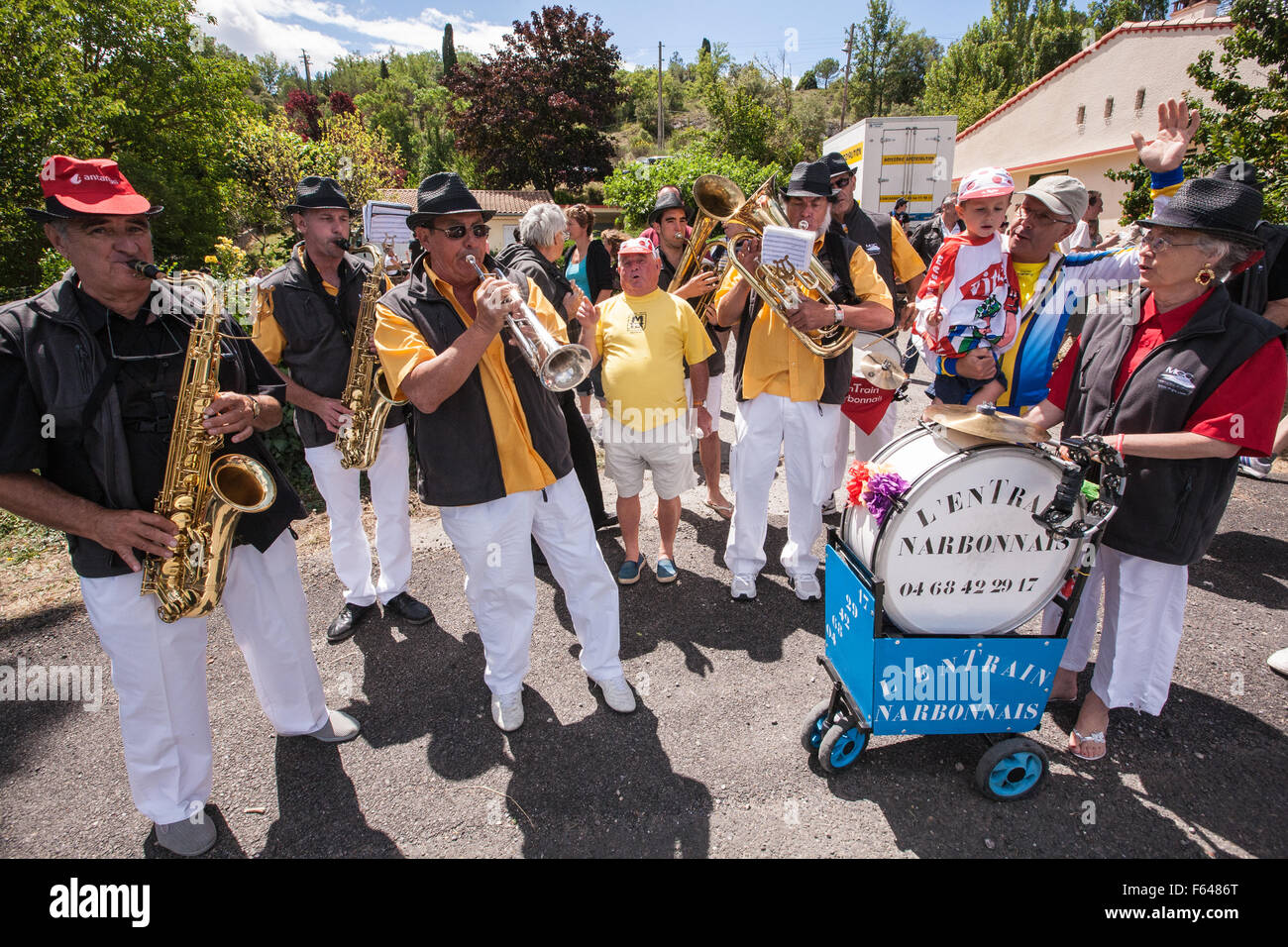 Folk music played while waiting for professional bike riders.South,France,Tour de France,Wiggins ...