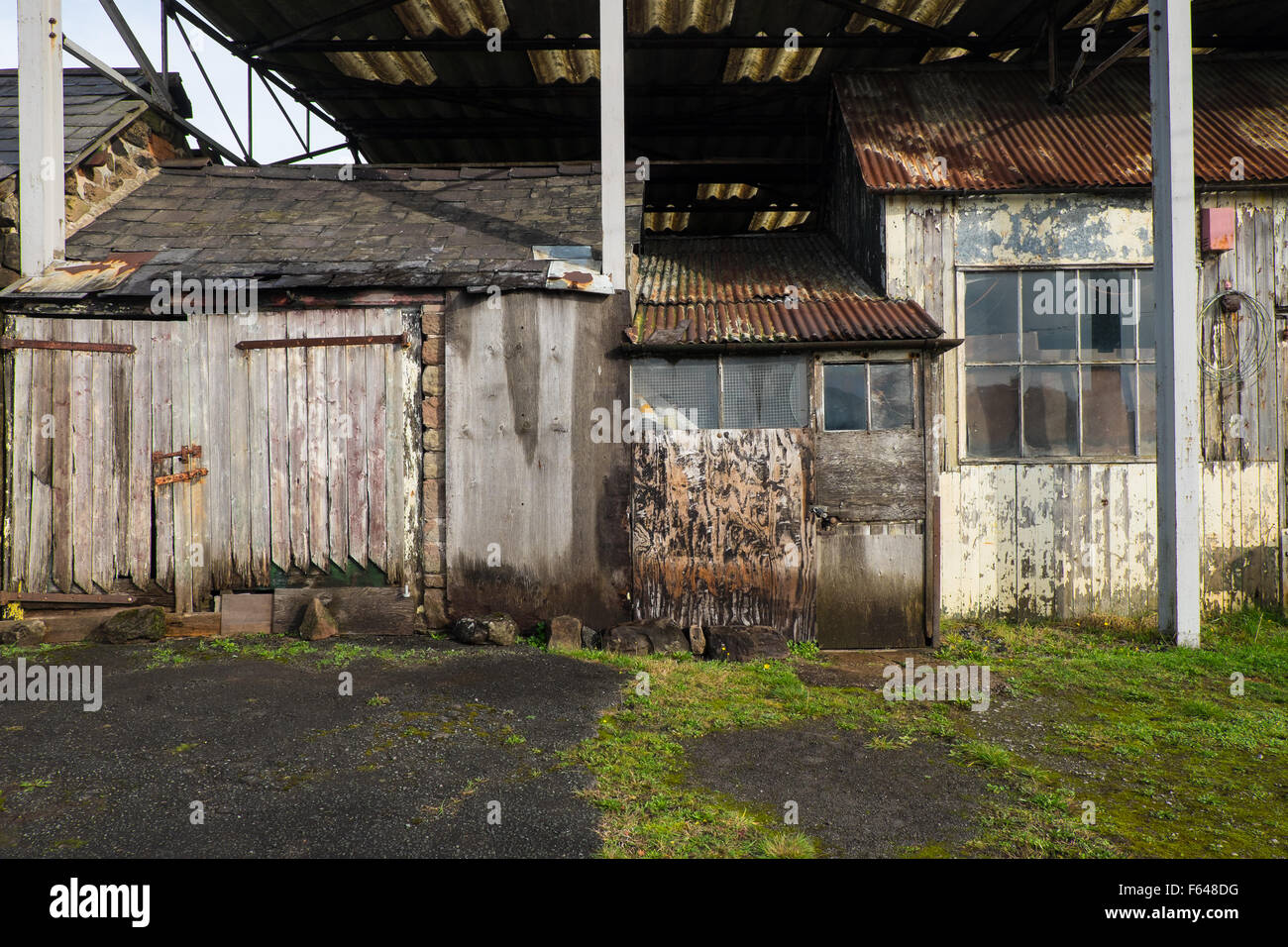 Decrepit buildings hi-res stock photography and images - Alamy