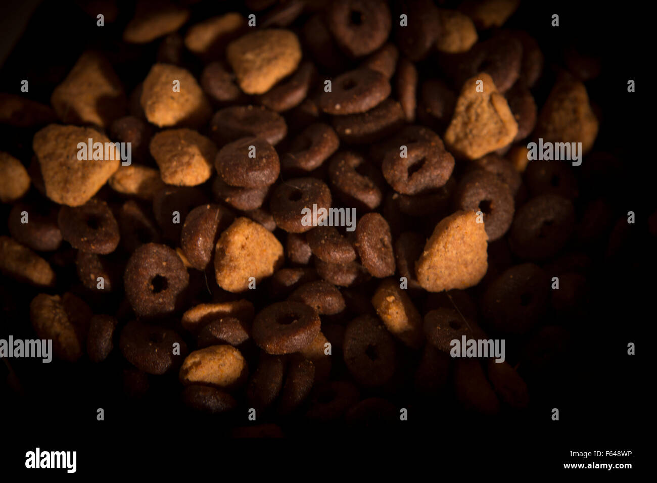 Pet Food, Cat Food, Pets, kibble, Food Stock Photo - Alamy