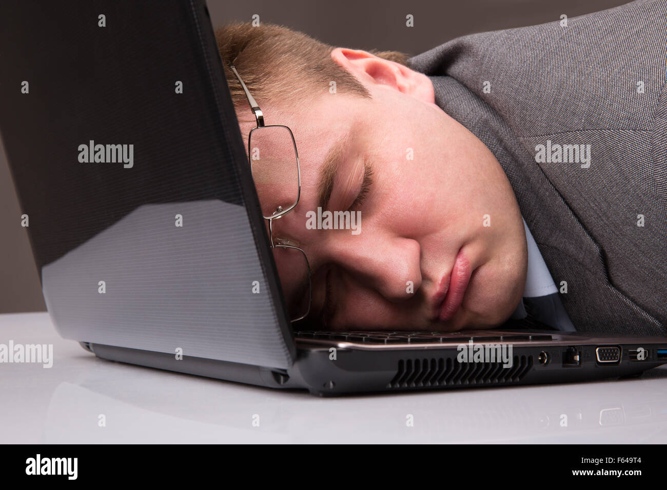 Office worker asleep on a laptop keyboard Stock Photo - Alamy