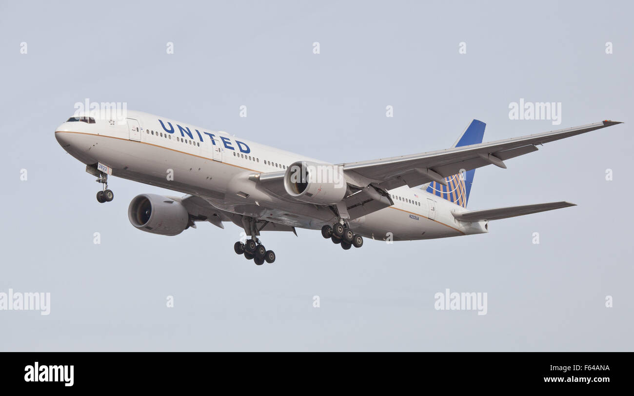 United Airlines Boeing 777 N222UA coming into land at London Heathrow ...