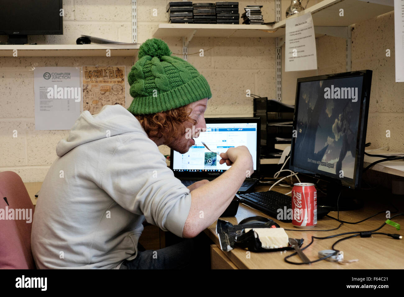 Eating at desk uk hi-res stock photography and images - Alamy