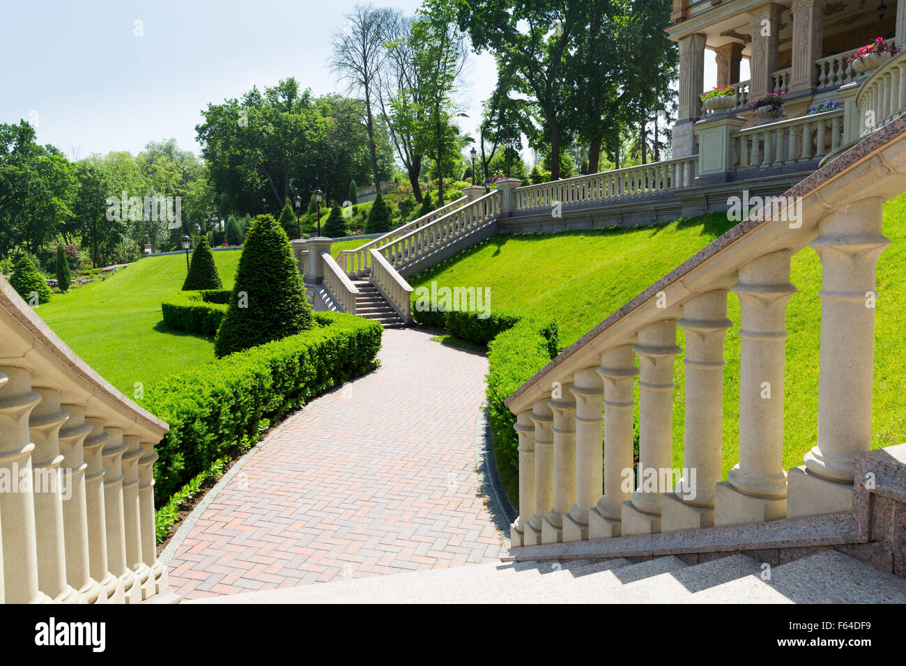 Up view of modern green park from the steps above Stock Photo - Alamy
