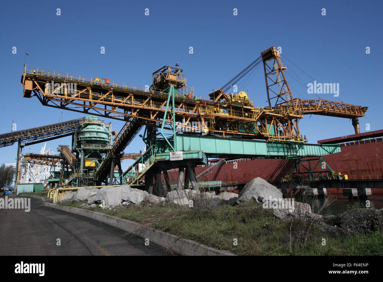 bulk loading ship at port with conveyor system Stock Photo - Alamy