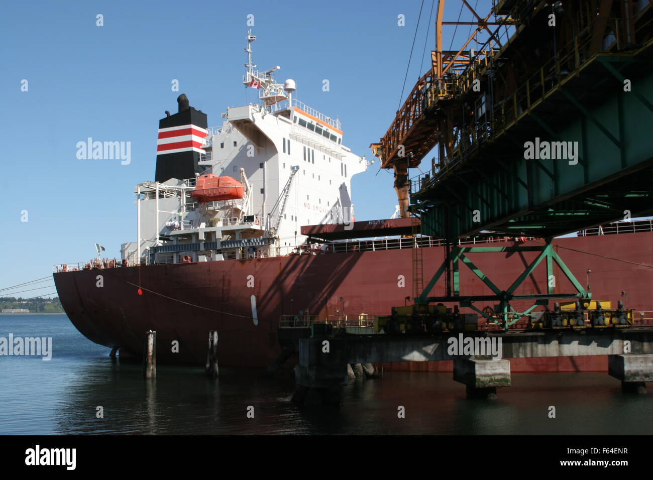 bulk loading ship at port with conveyor system Stock Photo - Alamy