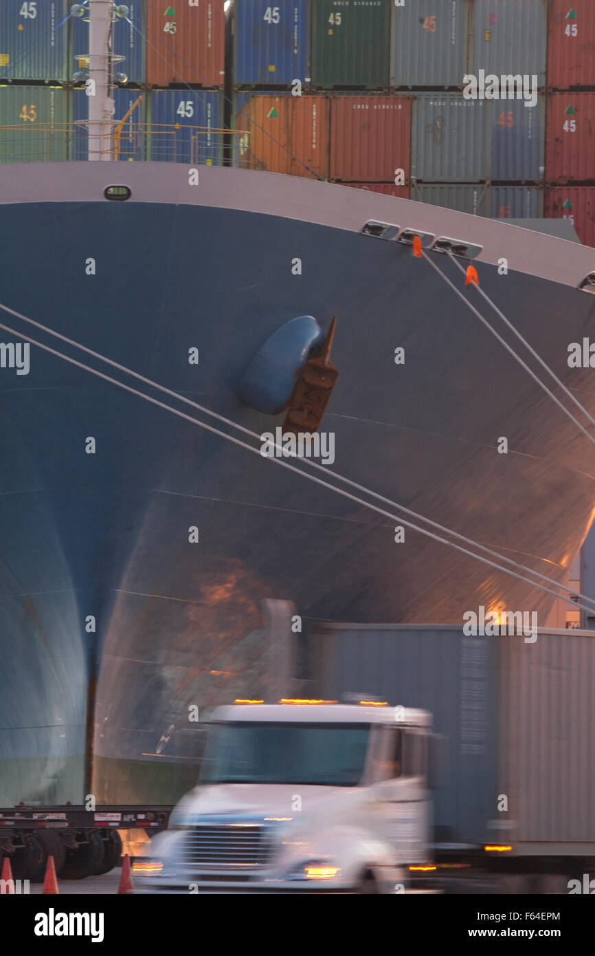 Container ship loading hi-res stock photography and images - Alamy