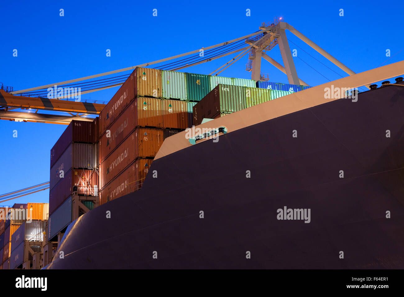 Container ship loading hi-res stock photography and images - Alamy