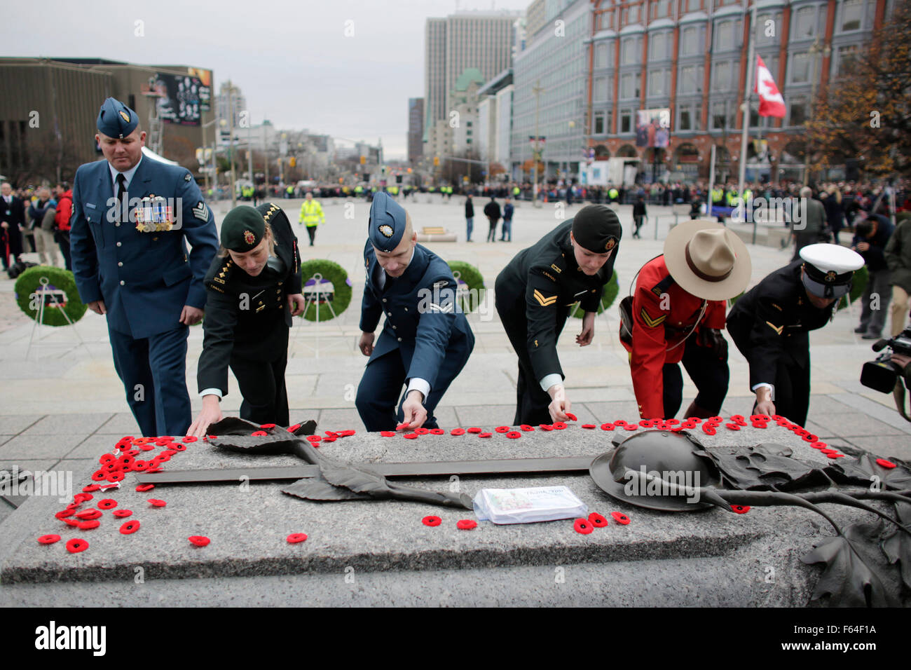 Ottawa, Canada. 11th Nov, 2015. Service men and women lay their poppies ...