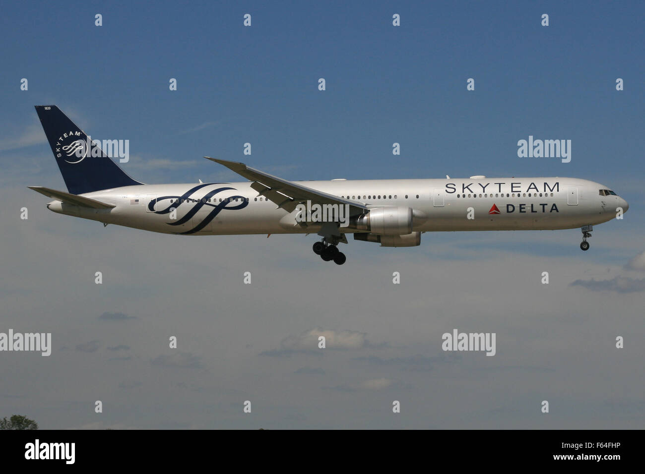 SKYTEAM DELTA 767 400 Stock Photo - Alamy