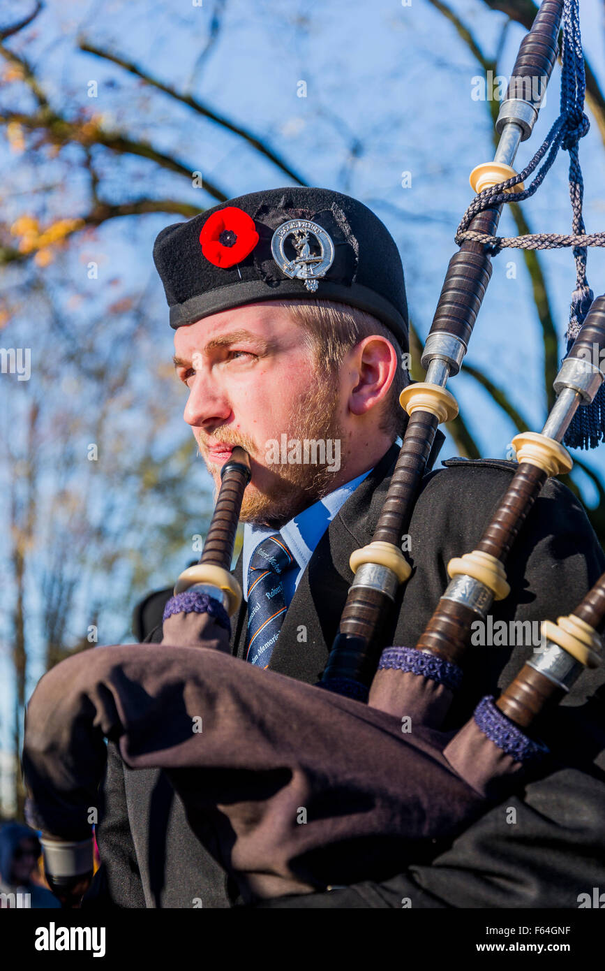 Bagpipes remembrance day poppy hi-res stock photography and images - Alamy