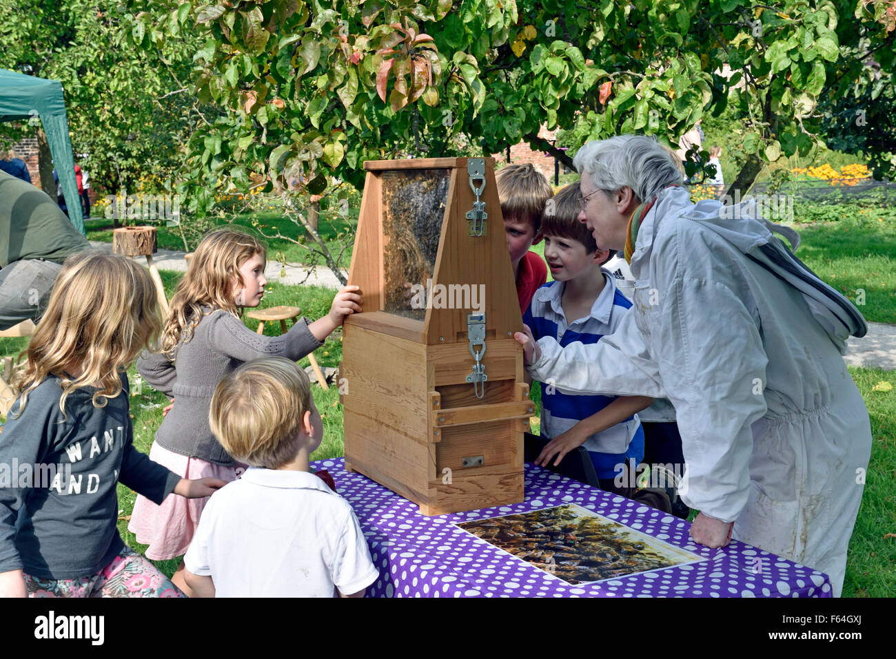 Children display hi-res stock photography and images - Alamy