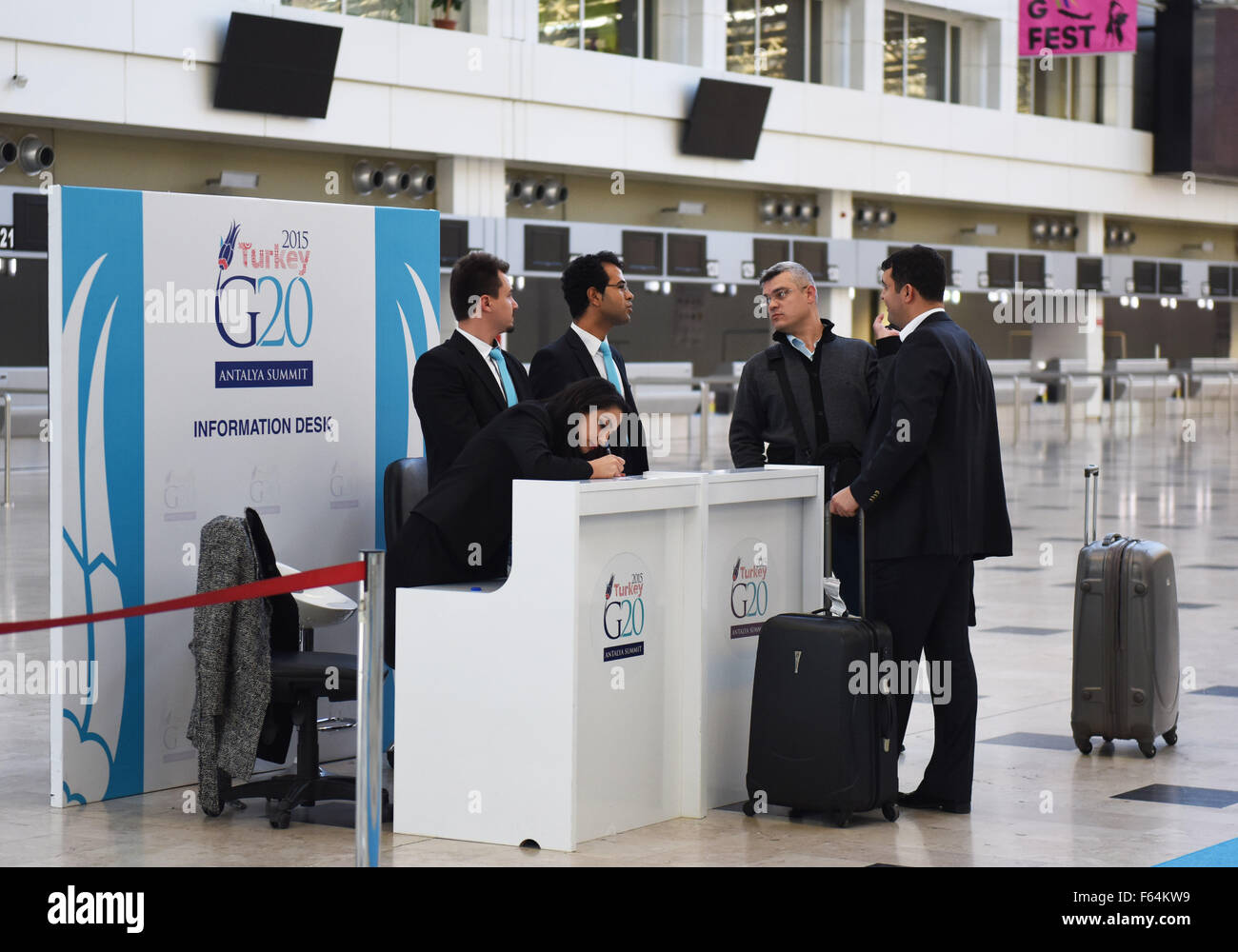 Antalya, Turkey. 11th Nov, 2015. The G20 summit staff answer questions ...