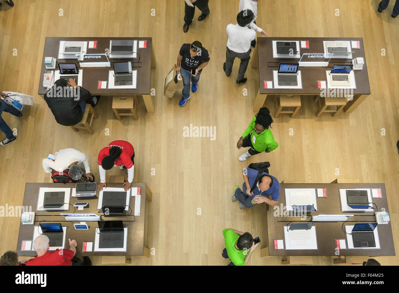 Microsoft Retail Store, Fifth Avenue, NYC, USA Stock Photo - Alamy
