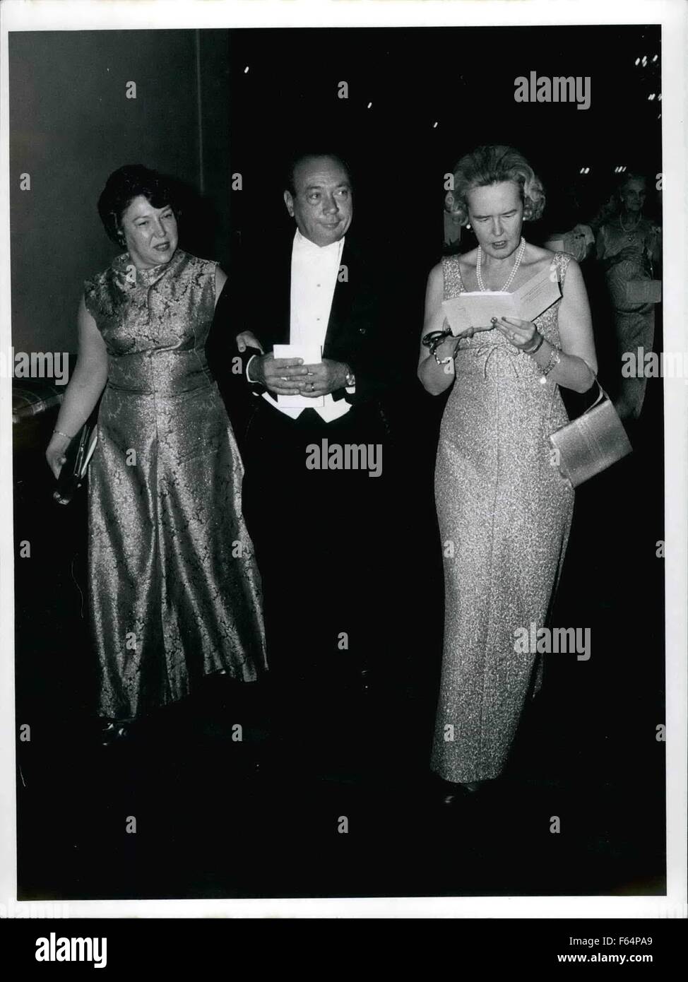 1971 - Mrs. Claudia Sutherland, Doctor Earl W. Sutherland, USA, Nobel ...