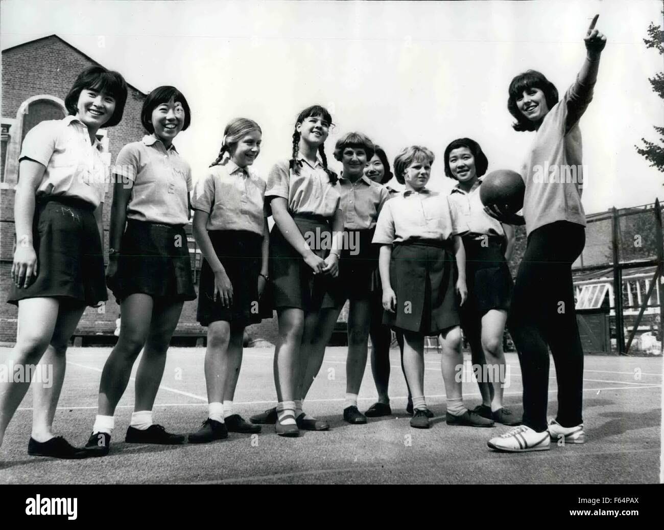 1964 - British Olympic 800 metres athlete and her Japanese pupils.: One ...