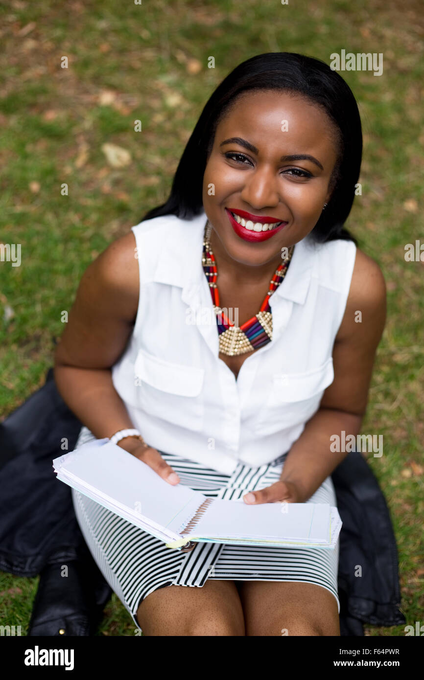 student reading her text book Stock Photo - Alamy