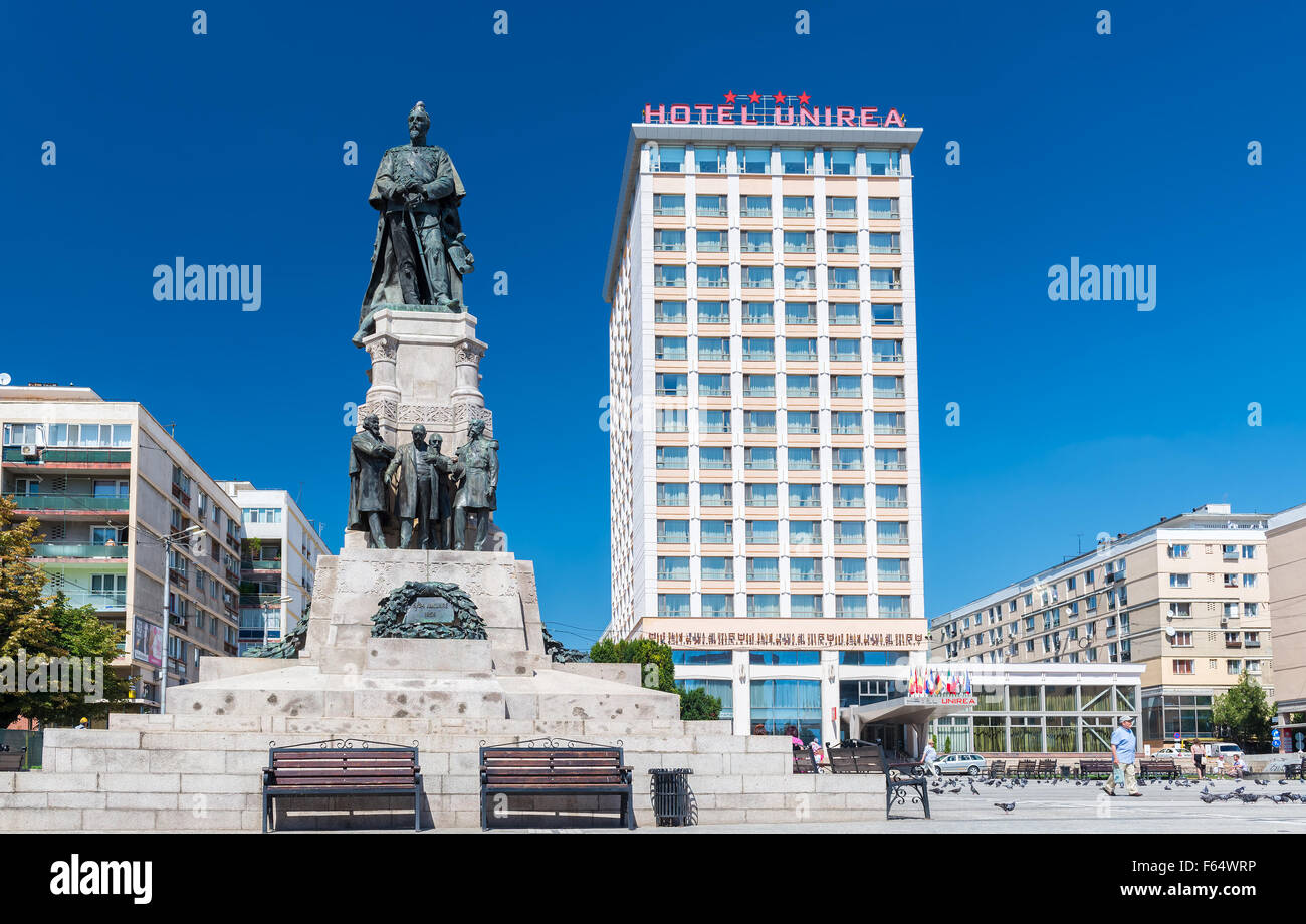 IASI, ROMANIA - AUGUST 2015: Bronze statue of first ruler of the United ...