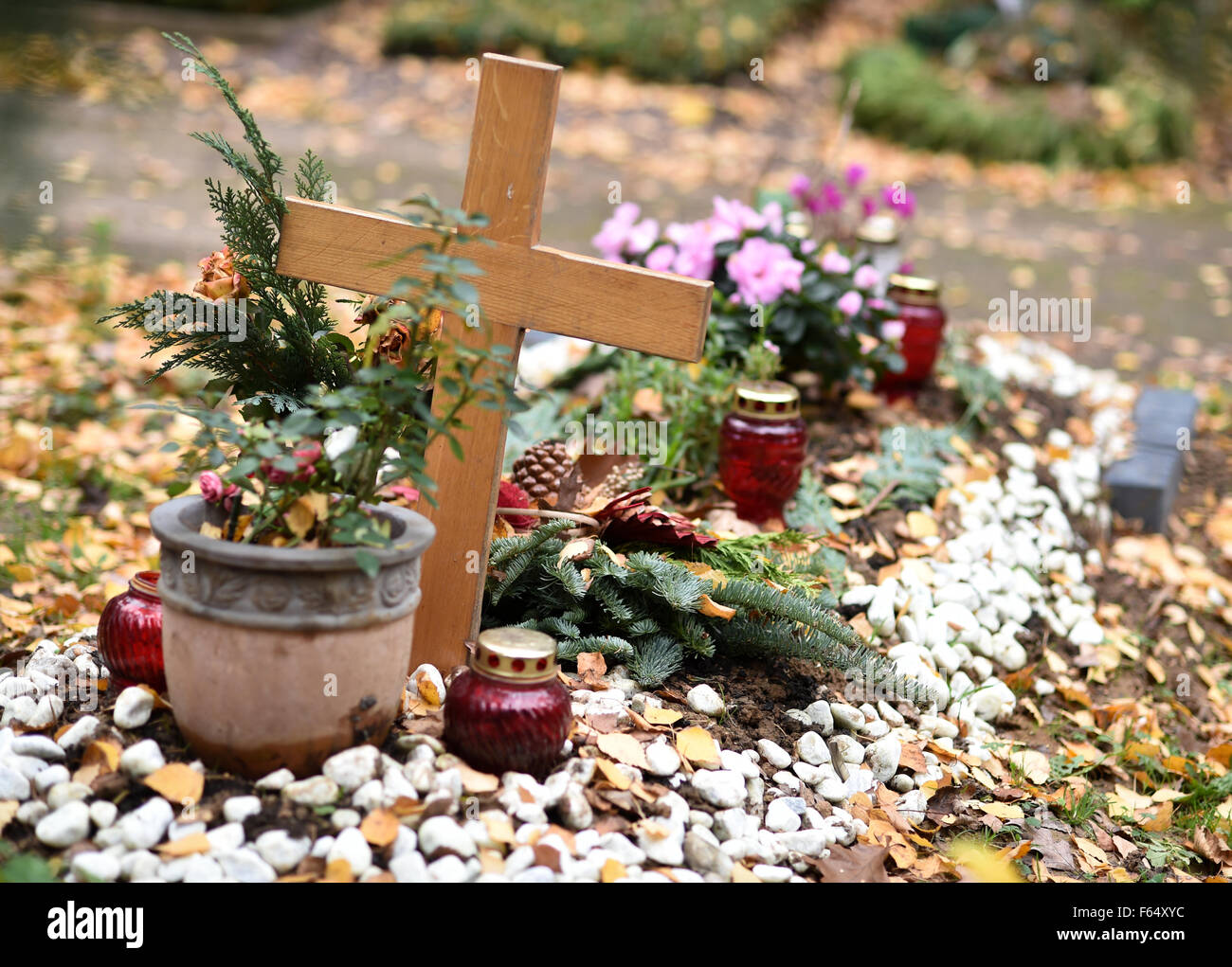 Fresh grave hi-res stock photography and images - Alamy