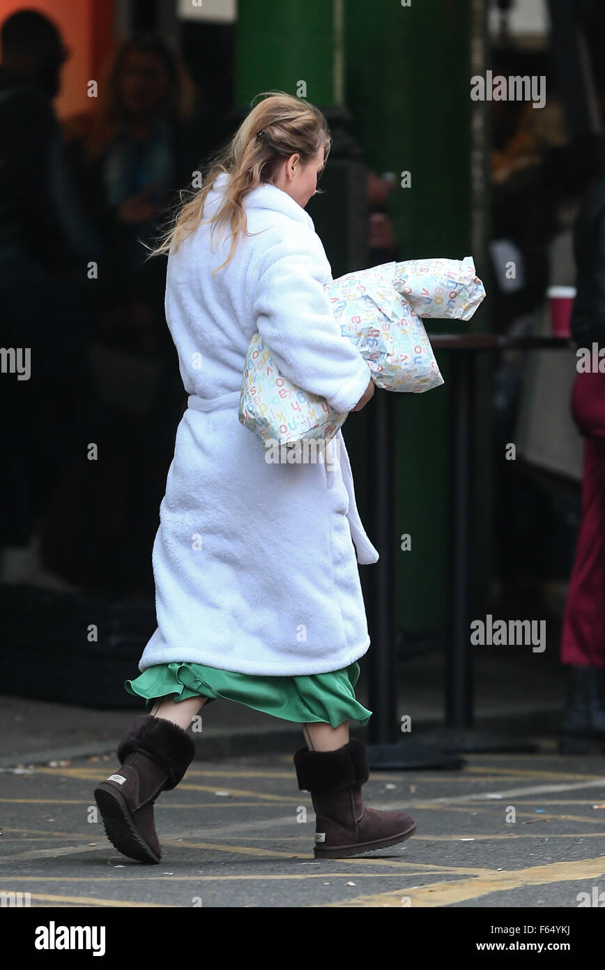 Renee Zellweger and Sally Phillips film a scene for 'Bridget Jones's ...