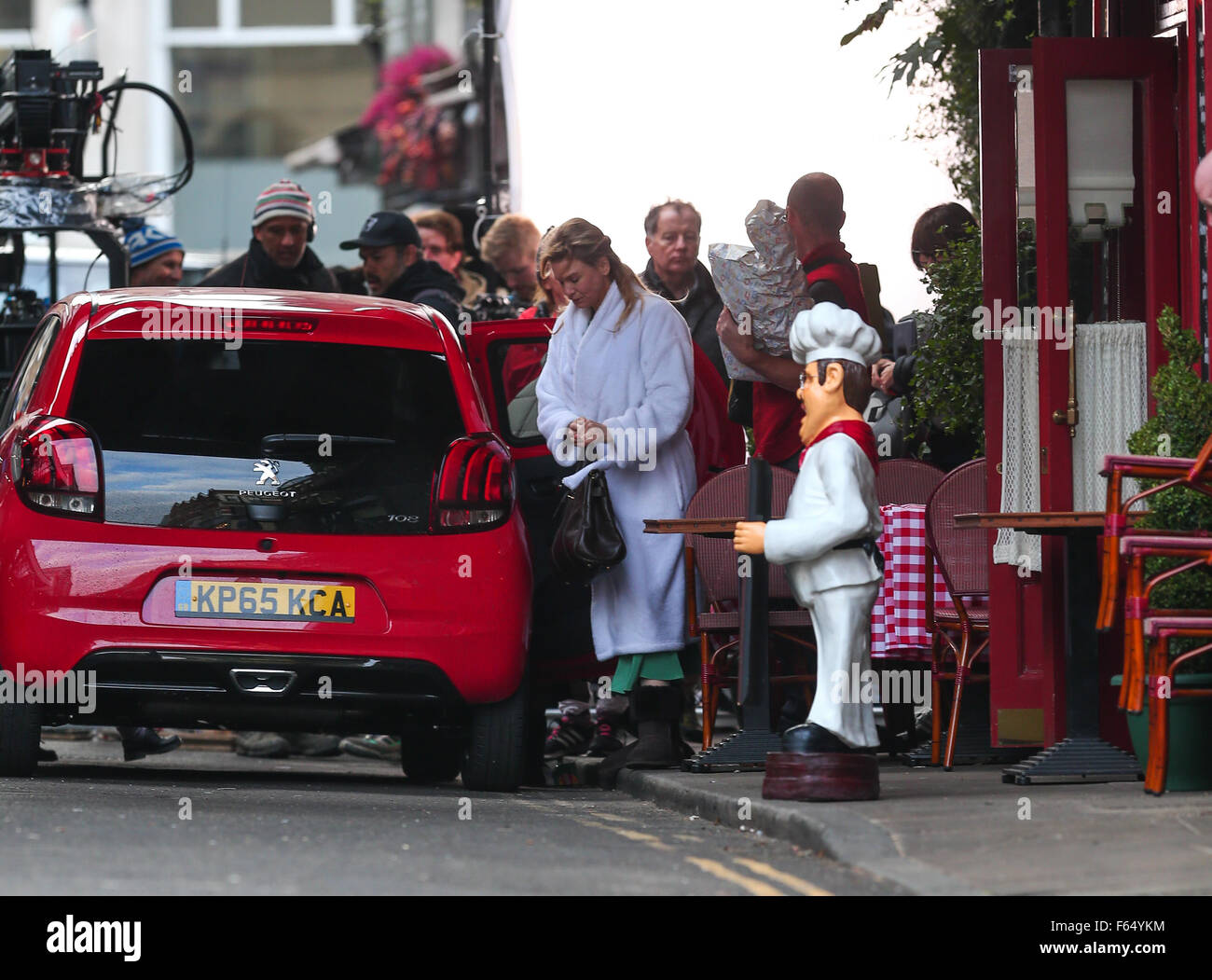 Renee Zellweger and Sally Phillips film a scene for 'Bridget Jones's ...