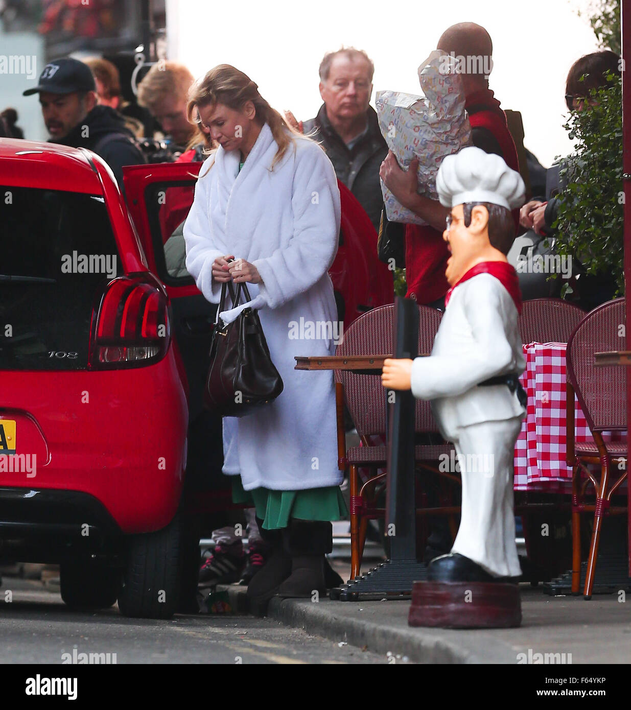 Renee Zellweger and Sally Phillips film a scene for 'Bridget Jones's ...