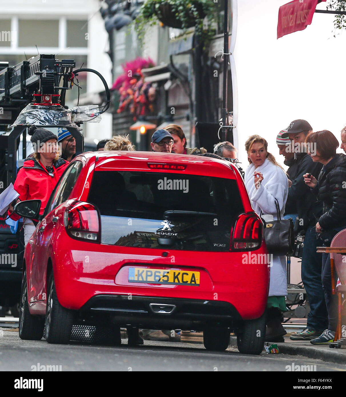 Renee Zellweger and Sally Phillips film a scene for 'Bridget Jones's ...