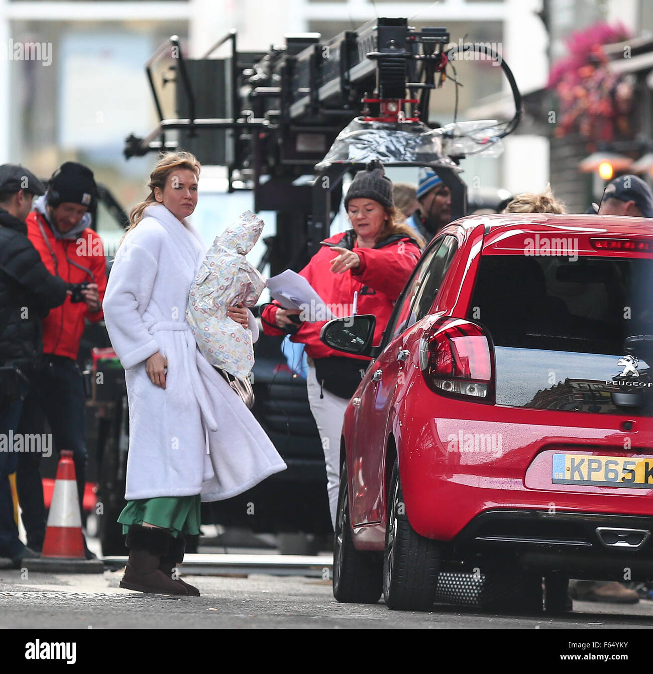 Renee Zellweger and Sally Phillips film a scene for 'Bridget Jones's ...