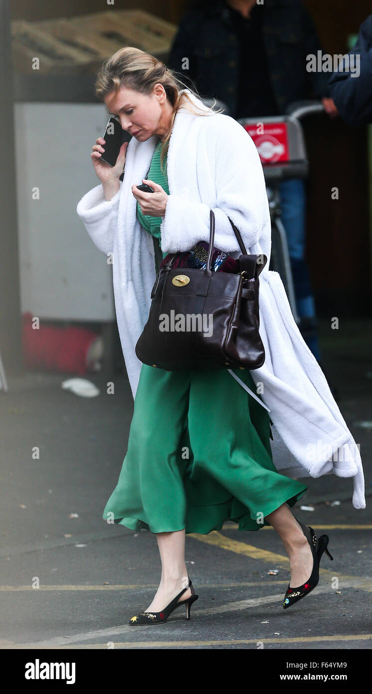 Renee Zellweger and Sally Phillips film a scene for 'Bridget Jones's ...