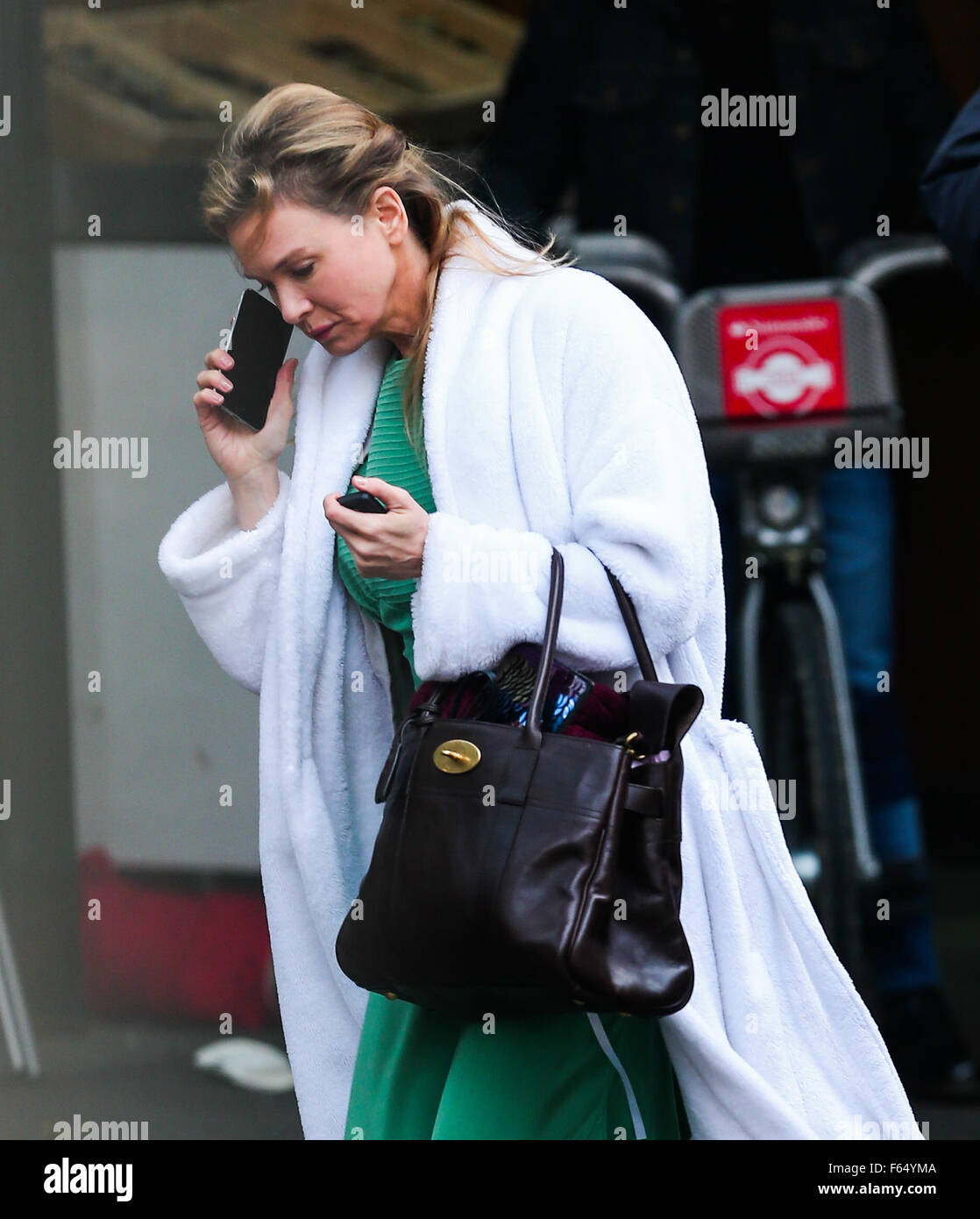 Renee Zellweger and Sally Phillips film a scene for 'Bridget Jones's ...