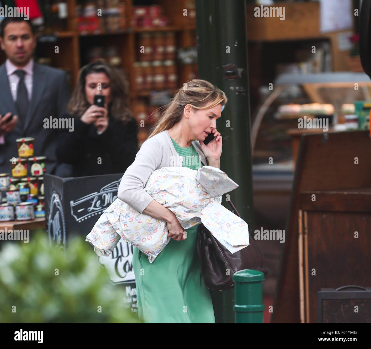 Renee Zellweger and Sally Phillips film a scene for 'Bridget Jones's ...
