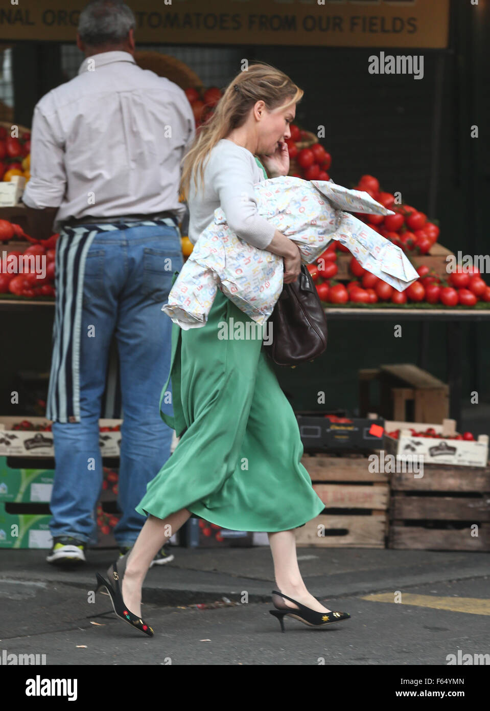 Renee Zellweger and Sally Phillips film a scene for 'Bridget Jones's ...