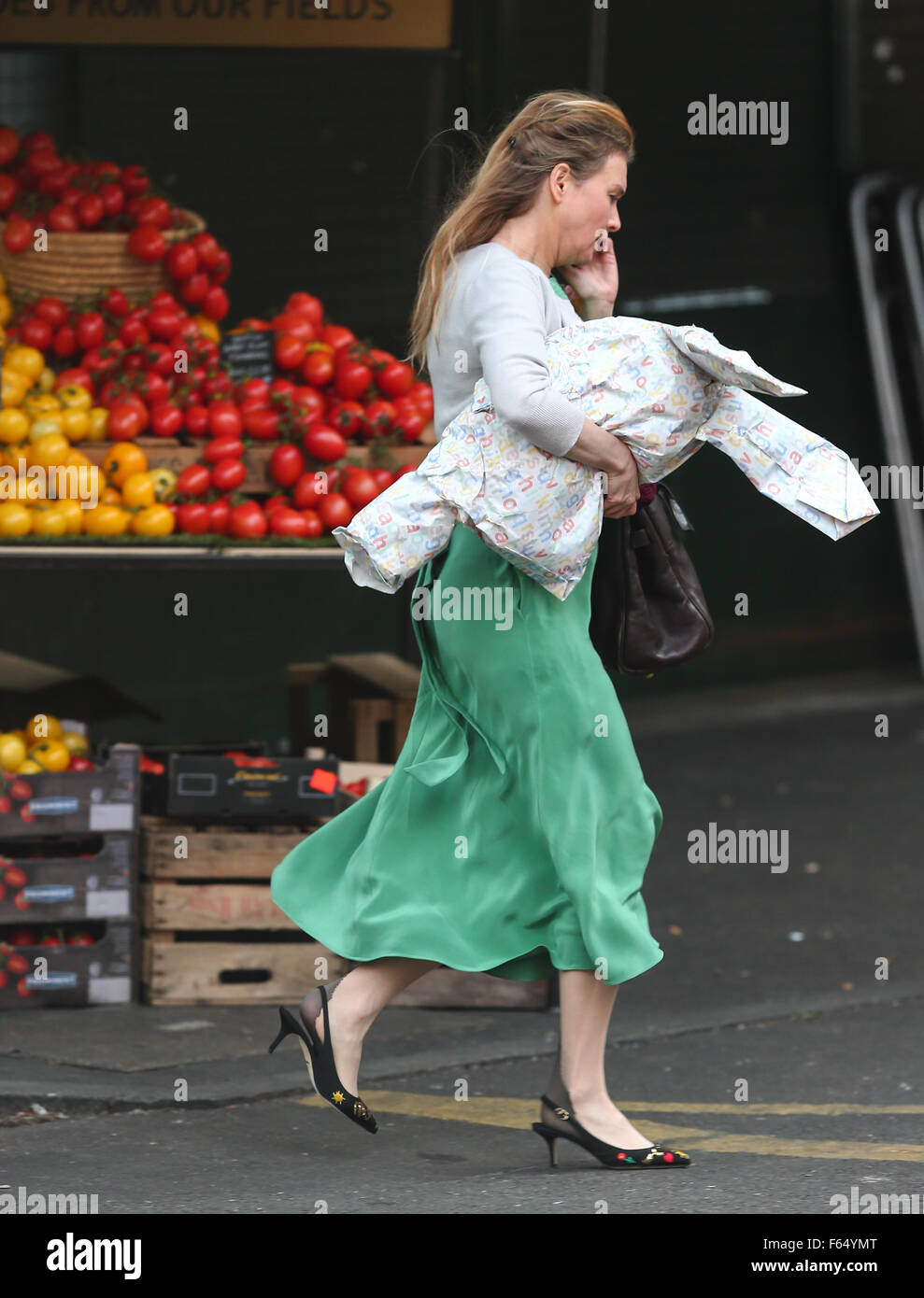 Renee Zellweger and Sally Phillips film a scene for 'Bridget Jones's ...