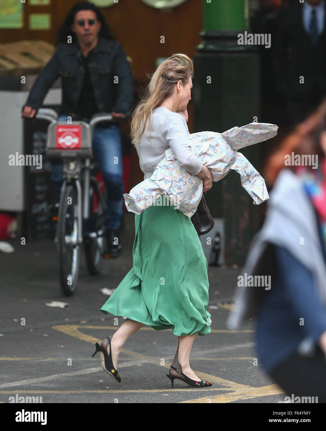 Renee Zellweger and Sally Phillips film a scene for 'Bridget Jones's ...