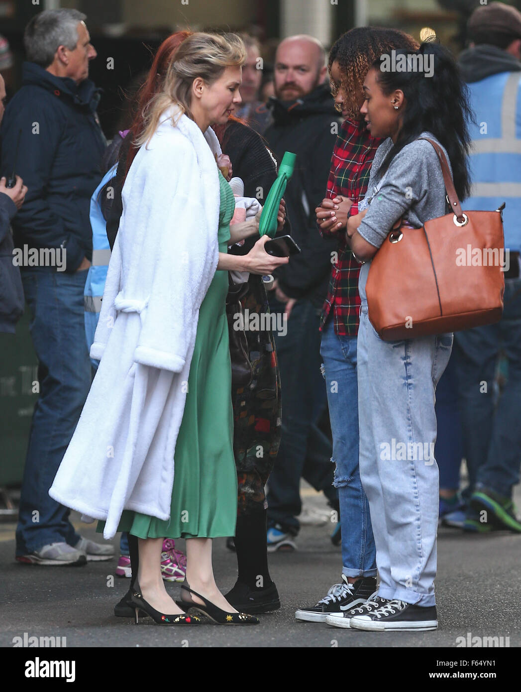 Renee Zellweger and Sally Phillips film a scene for 'Bridget Jones's ...