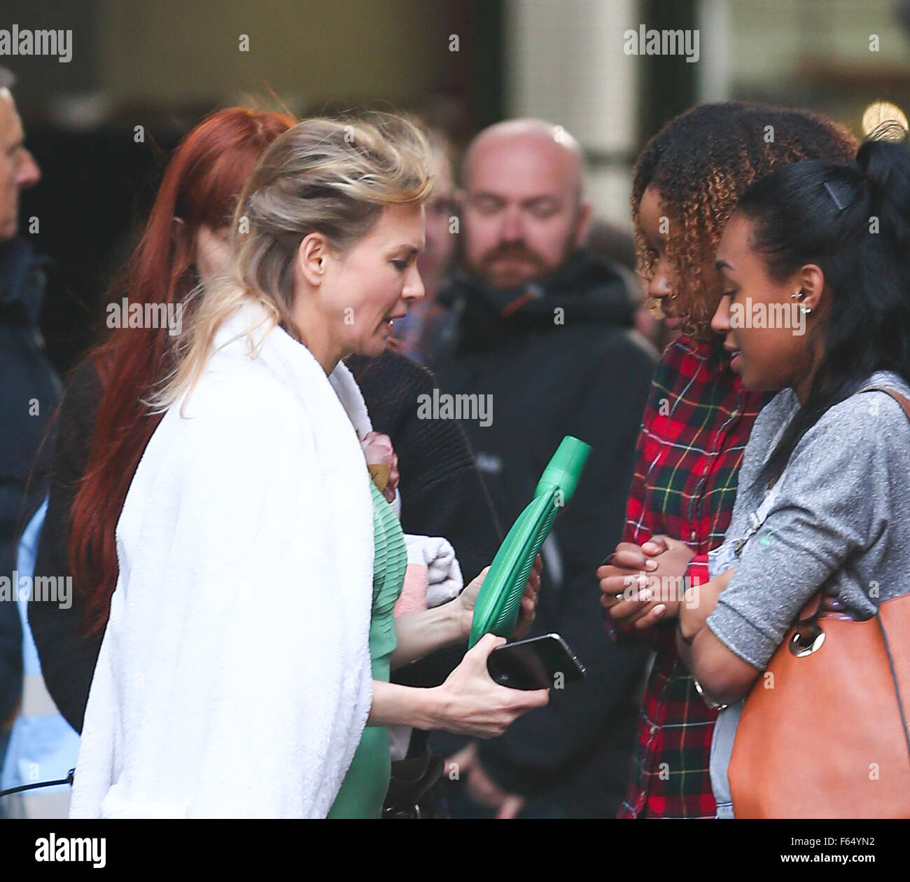 Renee Zellweger and Sally Phillips film a scene for 'Bridget Jones's ...