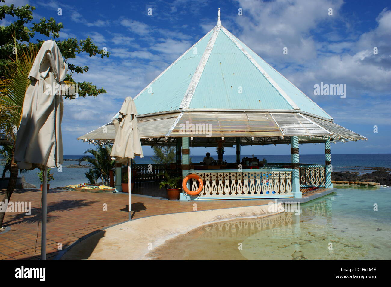 Gazebo on the water hi-res stock photography and images - Alamy