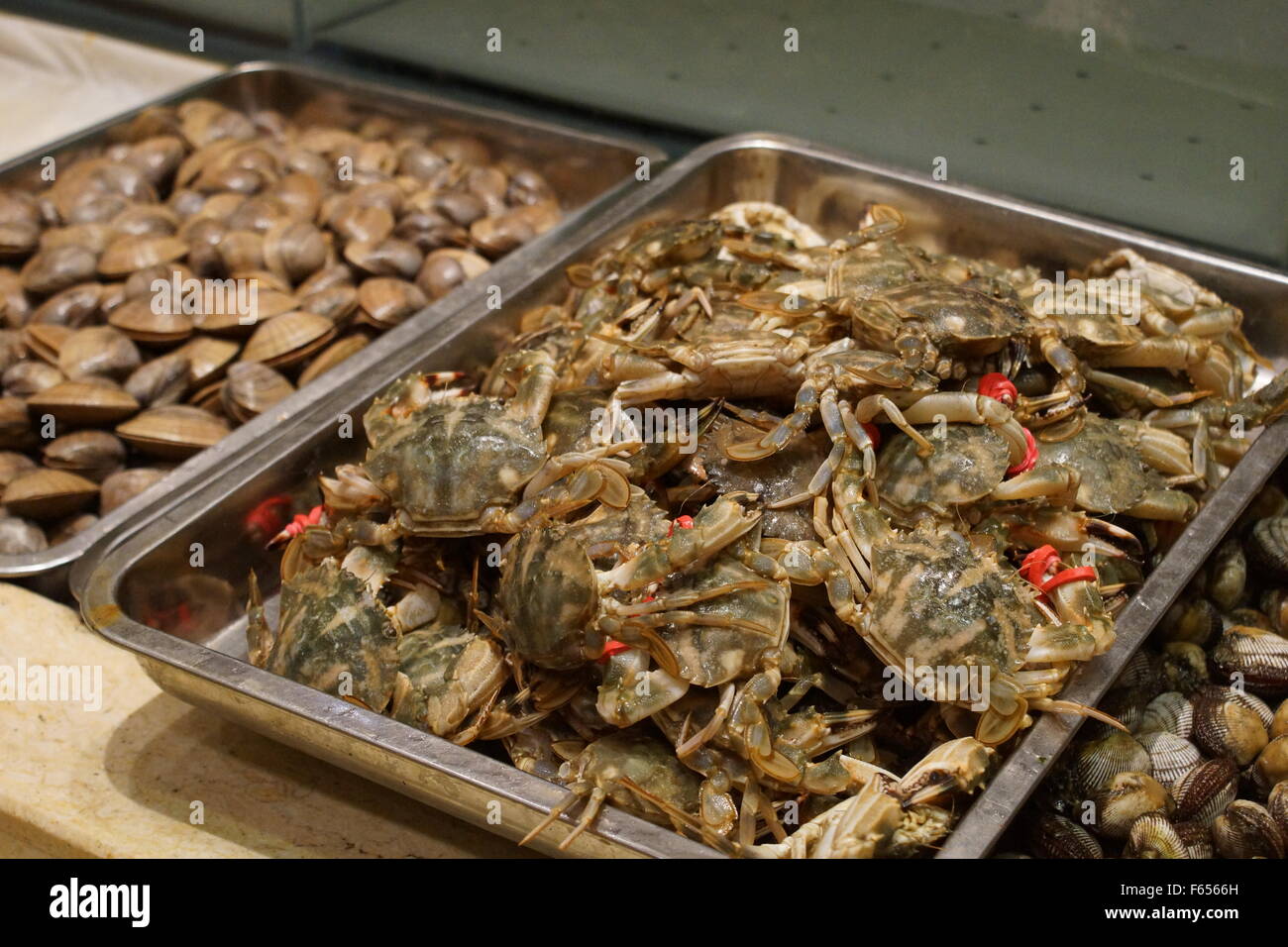 Fresh crabs and shellfish in a restaurant Stock Photo - Alamy