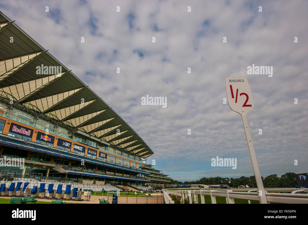 Ascot grandstand hi-res stock photography and images - Alamy