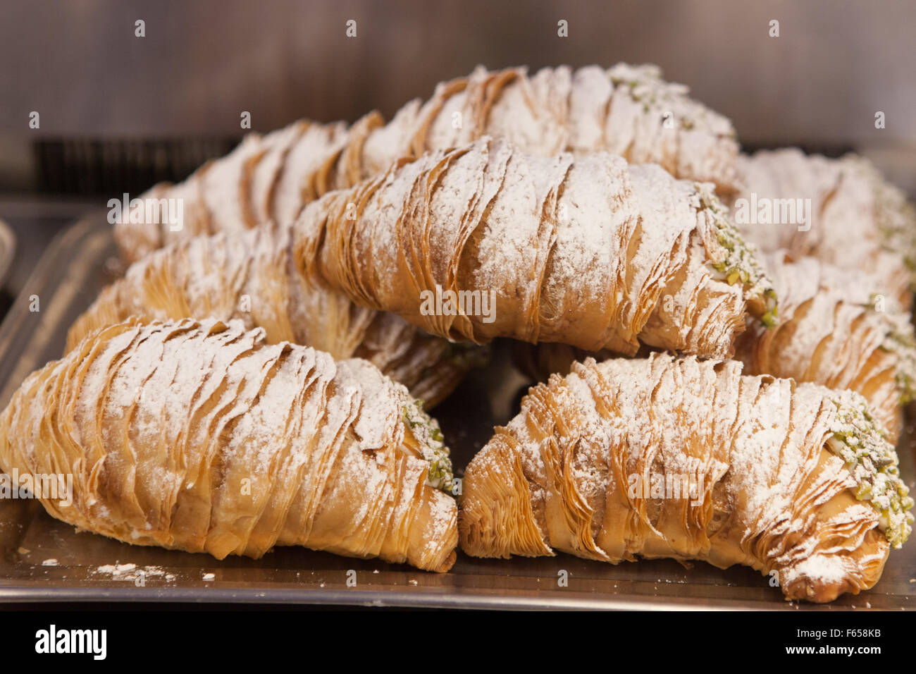 Sfogliatella hi-res stock photography and images - Alamy