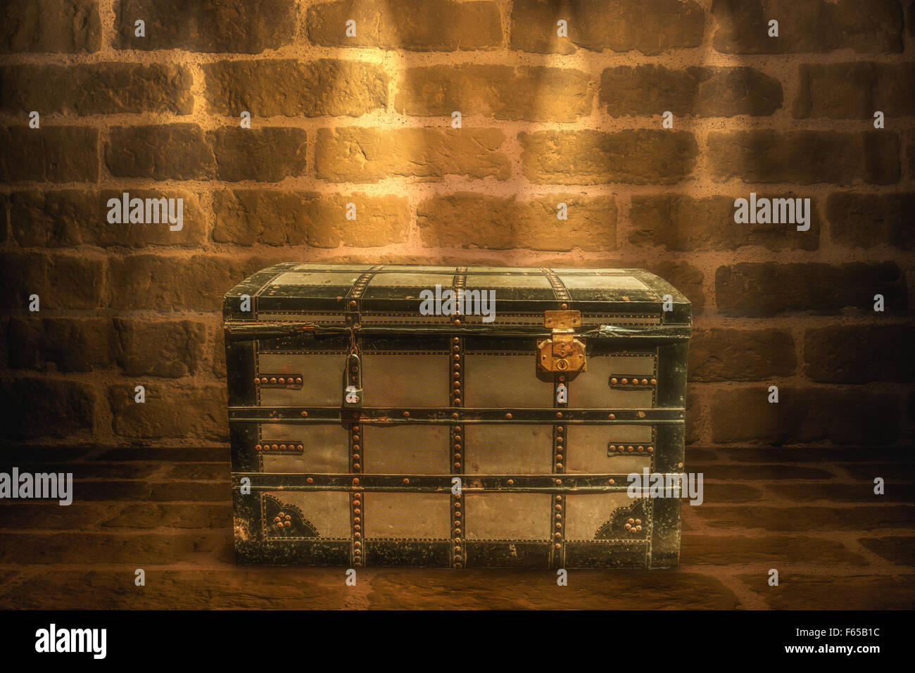 Wooden chest medieval hi-res stock photography and images - Alamy