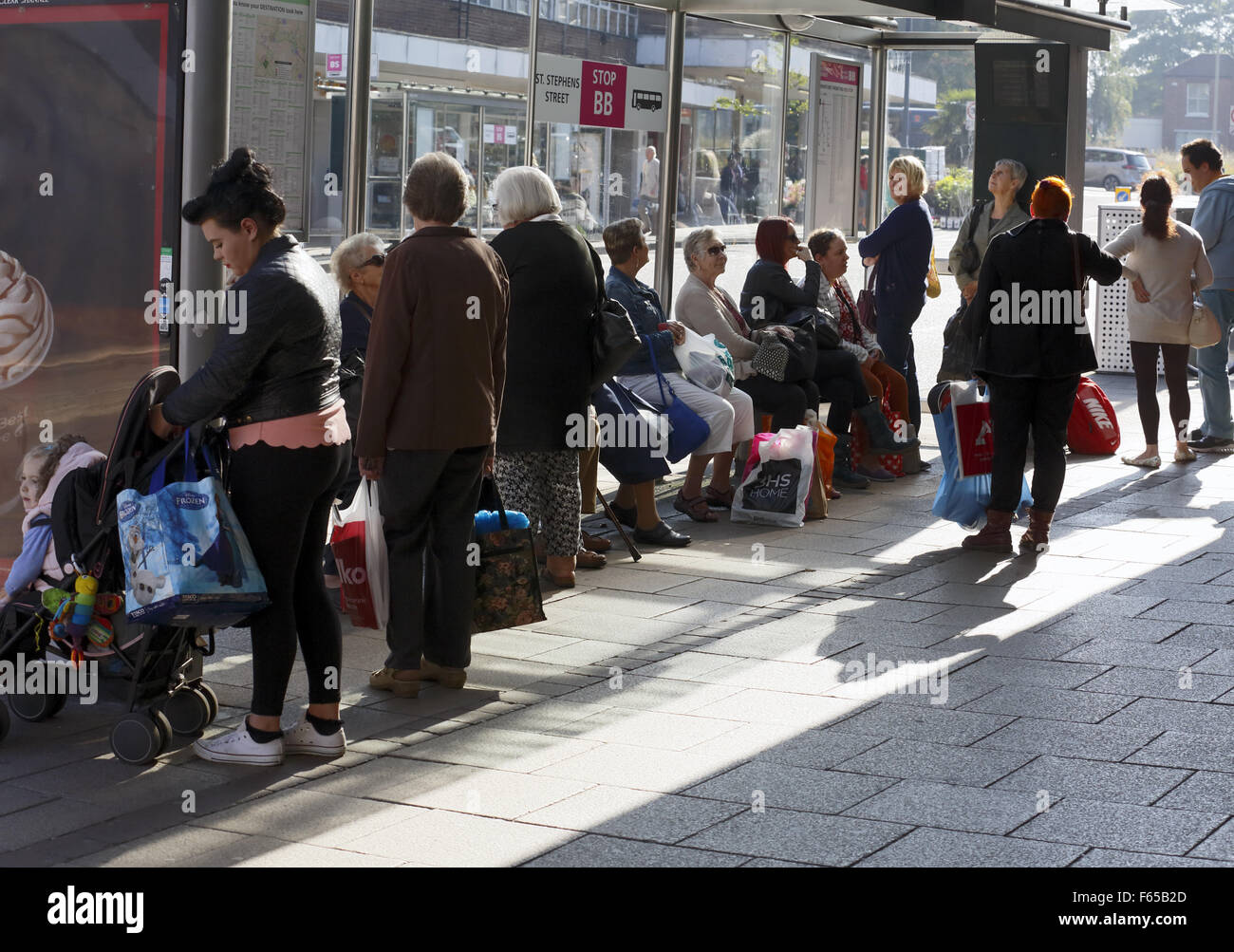 People waiting at a bus stop hi-res stock photography and images - Alamy