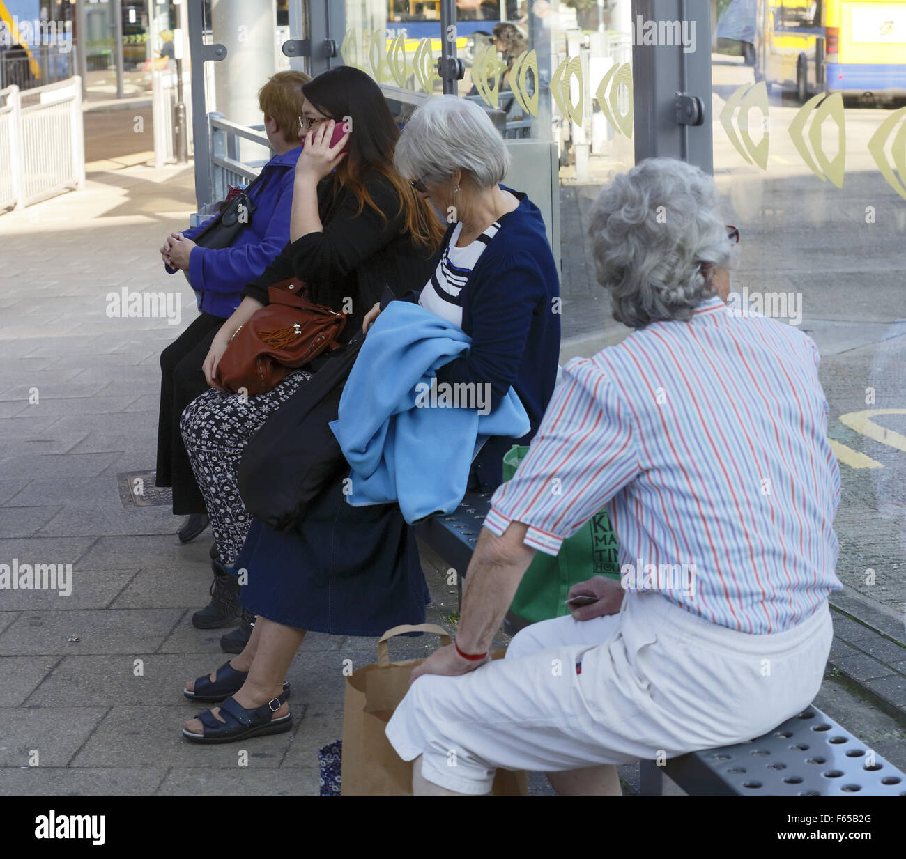 People waiting at bus stop hi-res stock photography and images - Alamy