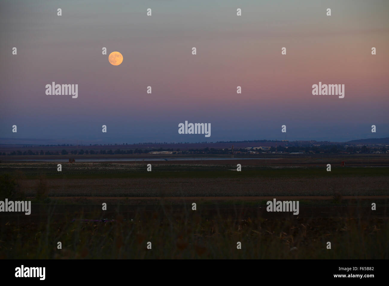 Full moon rising at dusk hi-res stock photography and images - Alamy