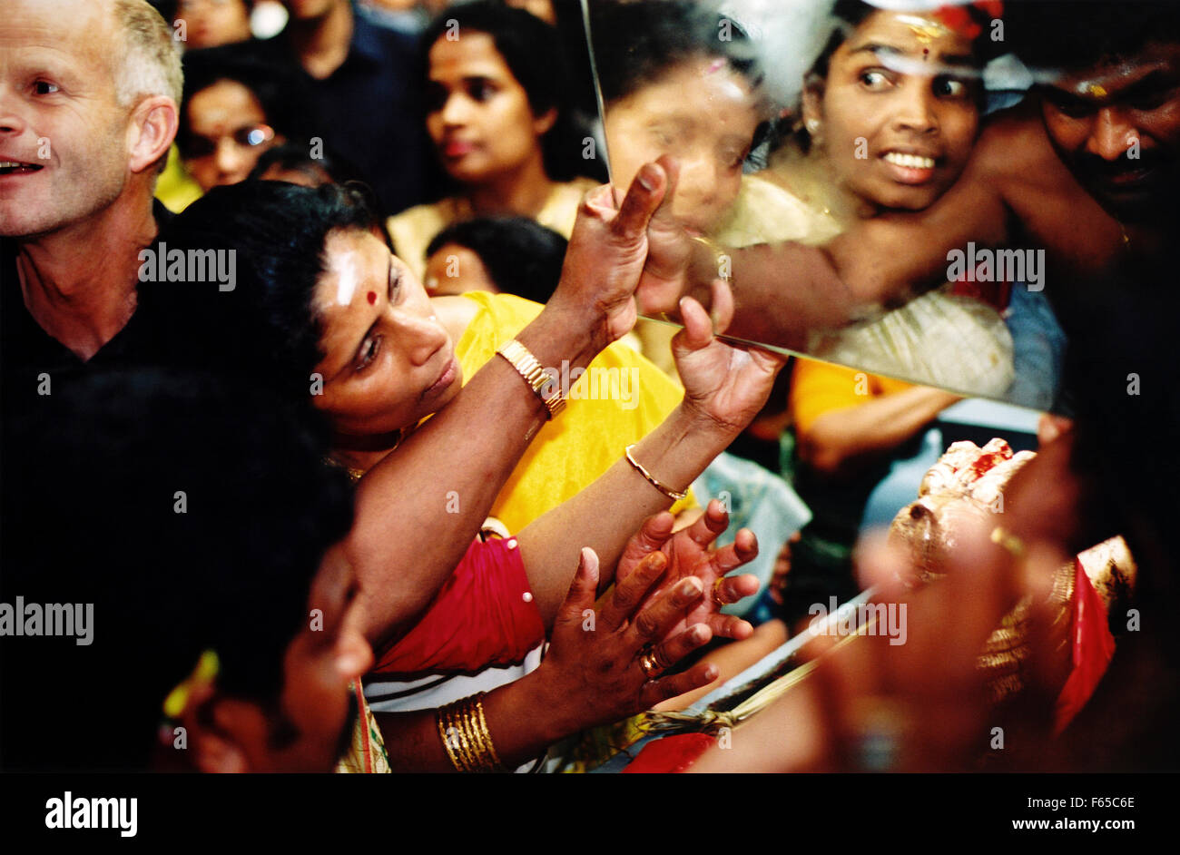 Hindu women performing rituals with mirror in temple Stock Photo - Alamy