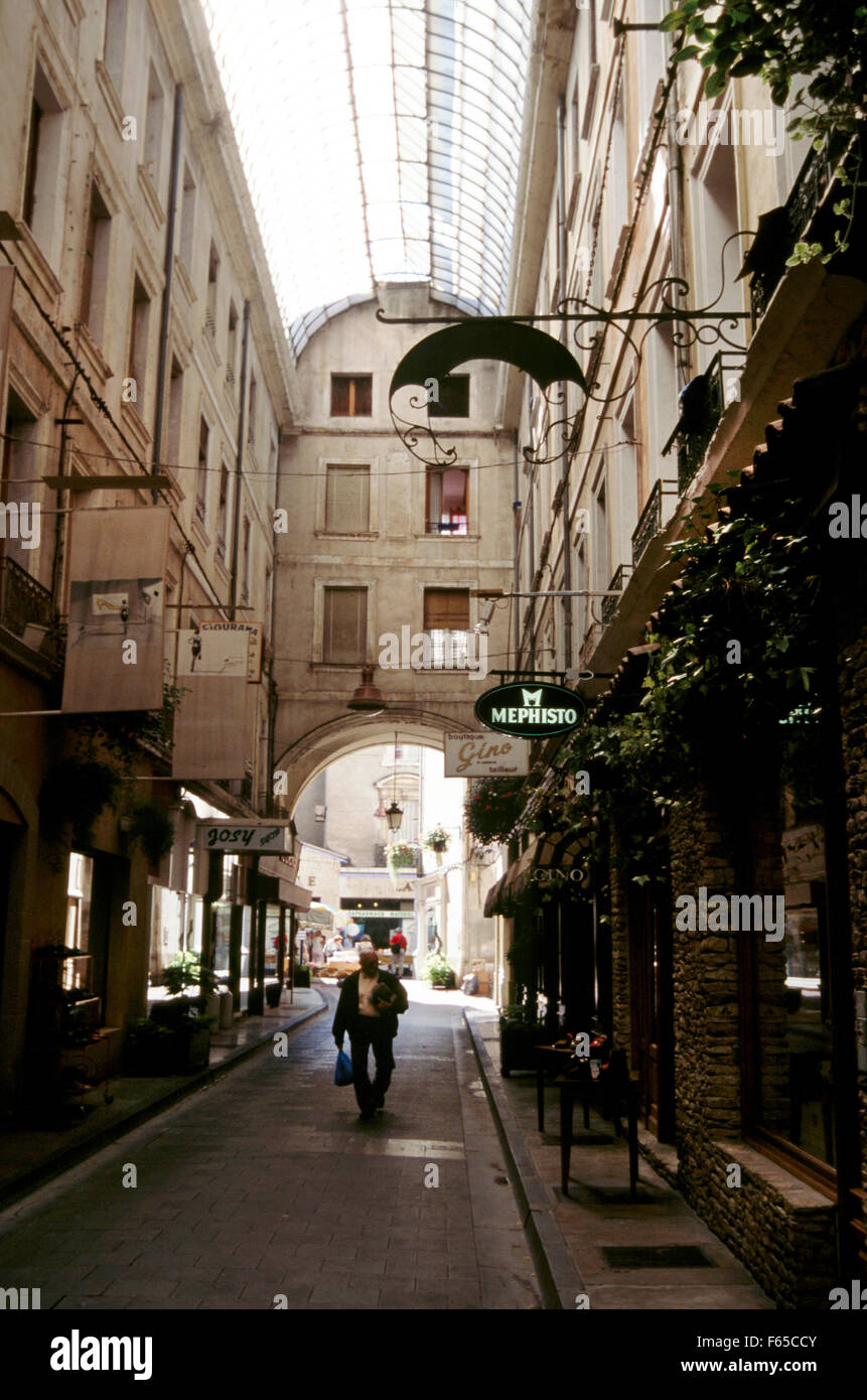 Between houses hi-res stock photography and images - Alamy