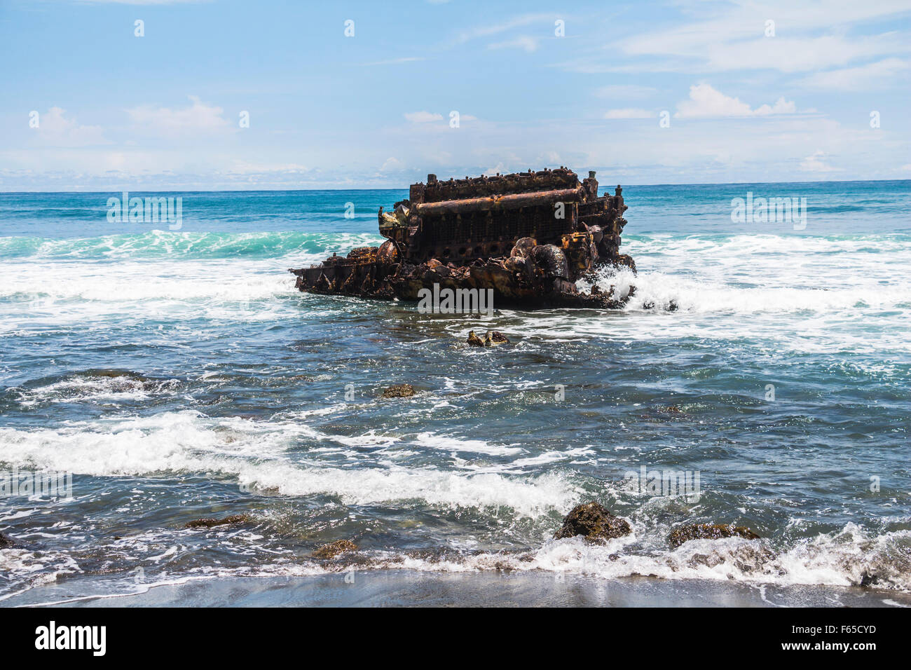 Sunken ship silhouette hi-res stock photography and images - Alamy